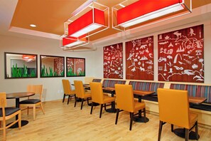 Café da manhã com buffet grátis todos os dias