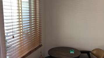 Quarto básico, 2 camas de casal | Comodidades do quarto