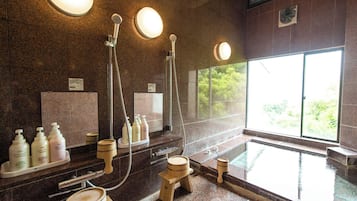 Quarto Standard, não fumadores, vista para o oceano | Casa de banho | Artigos de higiene pessoal grátis, chinelos, toalhas fornecidas