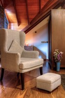 Attic Lake View - Rookwood | Área de estar | TV de tela plana