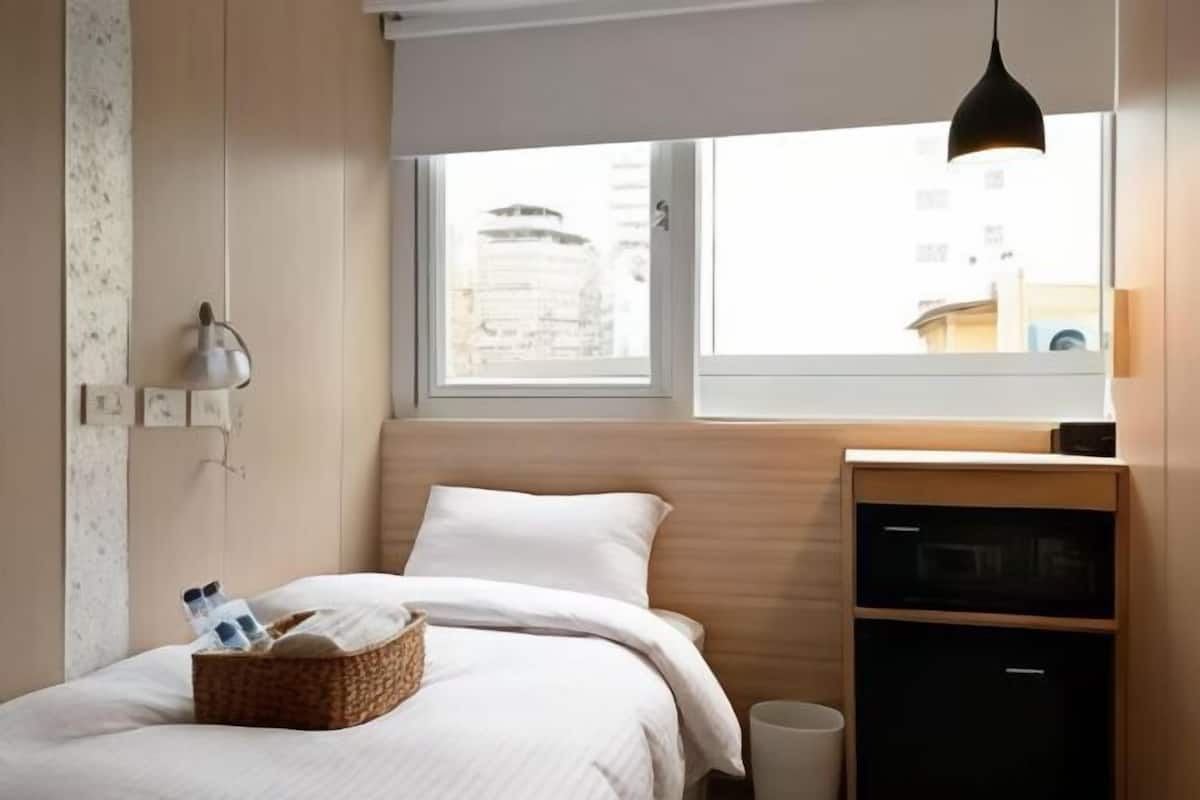 Cofre no quarto, com decoração personalizada