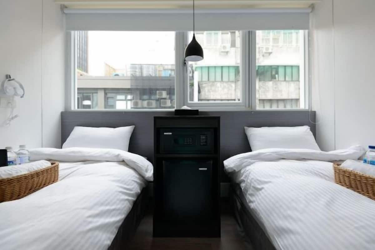 Cofre no quarto, com decoração personalizada