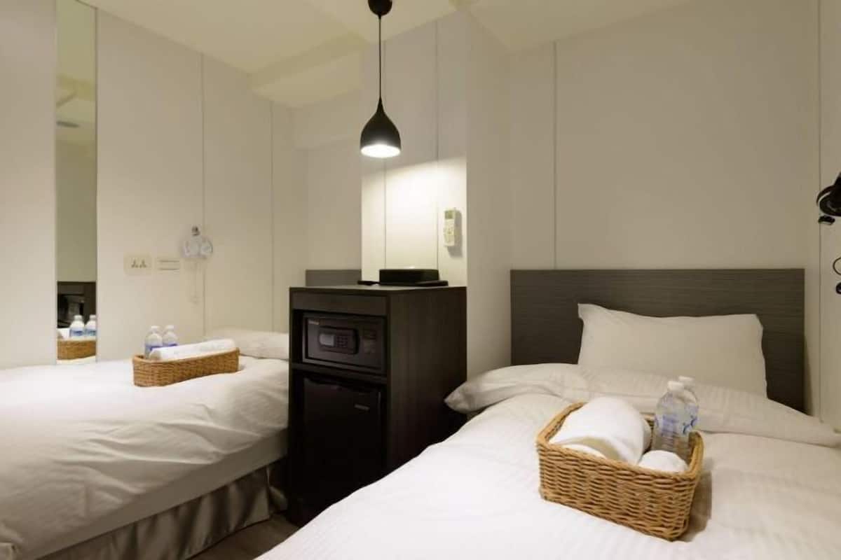 Cofre no quarto, com decoração personalizada