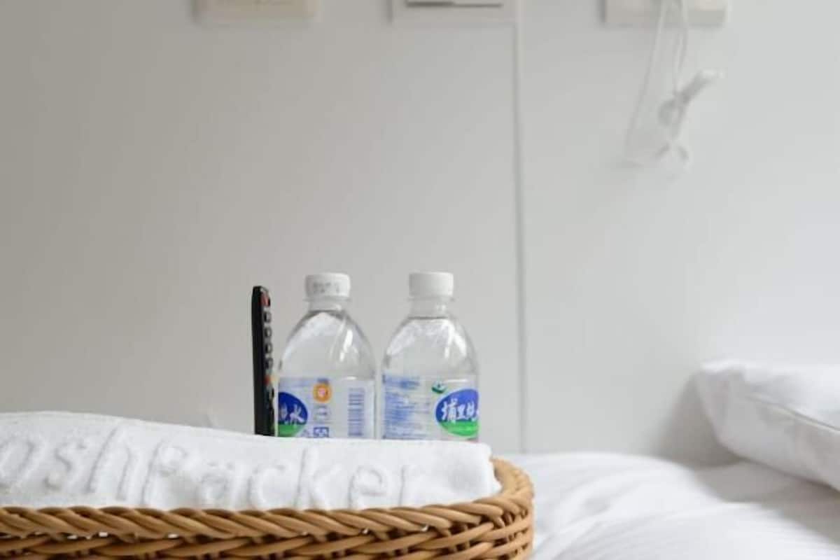 Cofre no quarto, com decoração personalizada