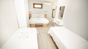 Quarto quádruplo econômico | Roupas de cama premium, escrivaninha, cortinas blackout