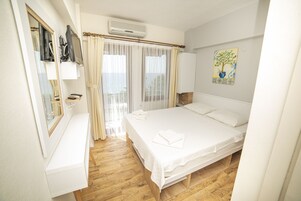 Quarto Duplo, varanda, vista para o mar | Roupa de alta qualidade, secretária, cortinas/cortinados opacos 