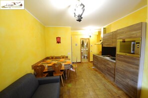 Apartamento standard, 2 quartos, cozinha | Área de estar | TV de tela plana