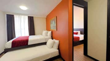 Suíte, várias camas, para não fumantes (Efficiency, Upgrade) | Roupas de cama antialérgicas, cofres nos quartos, escrivaninha