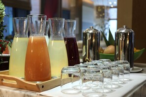 Café da manhã completo todos os dias mediante uma taxa