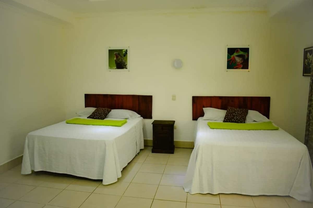Quarto casal luxo | Cortinas blackout, Wi-Fi de cortesia, roupa de cama