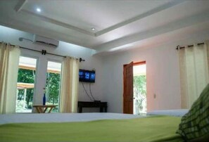 Quarto solteiro luxo | Cortinas blackout, Wi-Fi de cortesia, roupa de cama