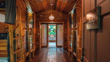 Bed in Premium 8-Bed Dorm with AC | Vista do quarto