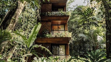 Jungle Immersion with AC | Design do edifício