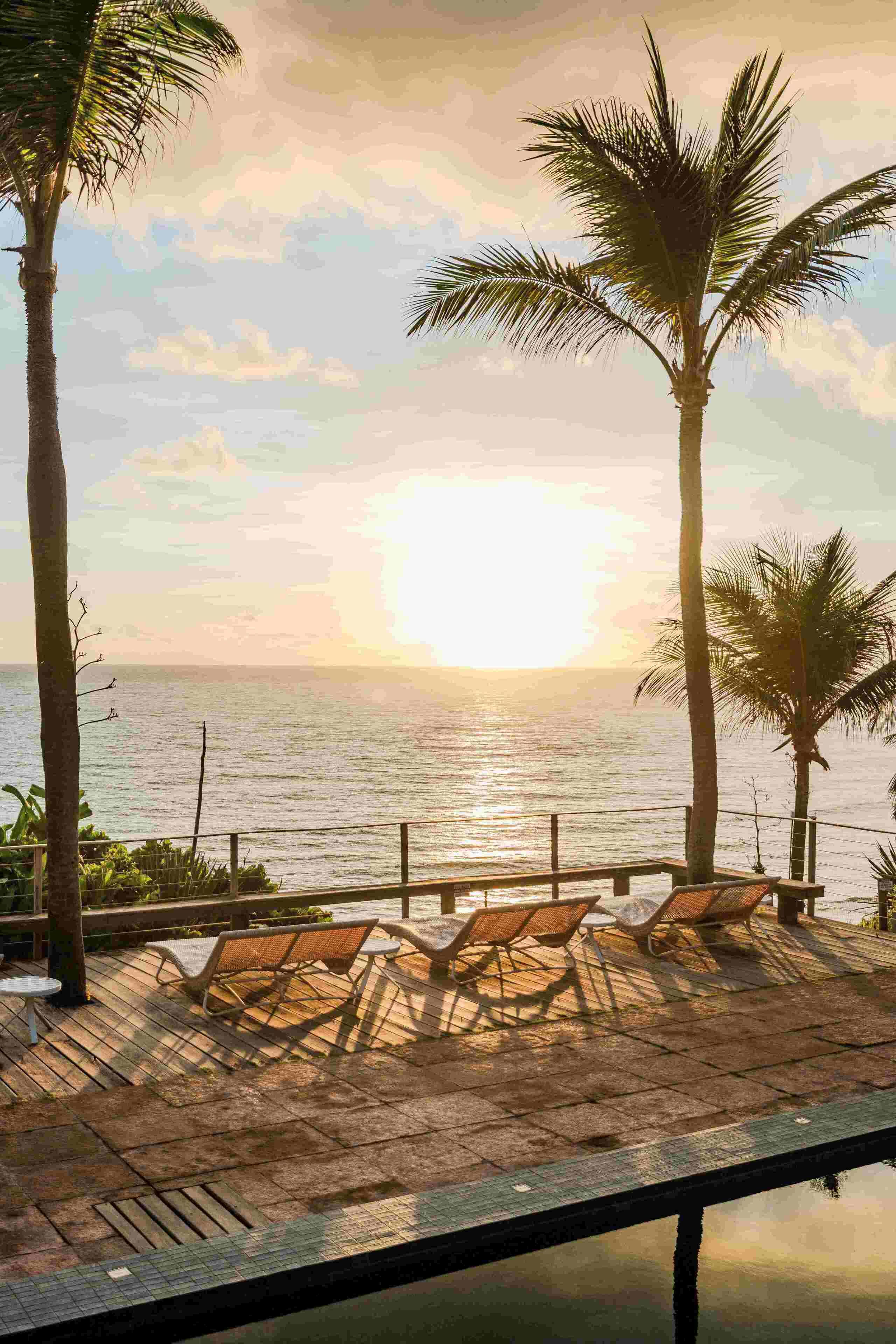 Piscina exterior, espreguiçadeiras 