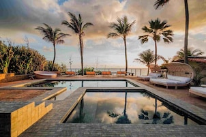 Piscina externa, espreguiçadeiras