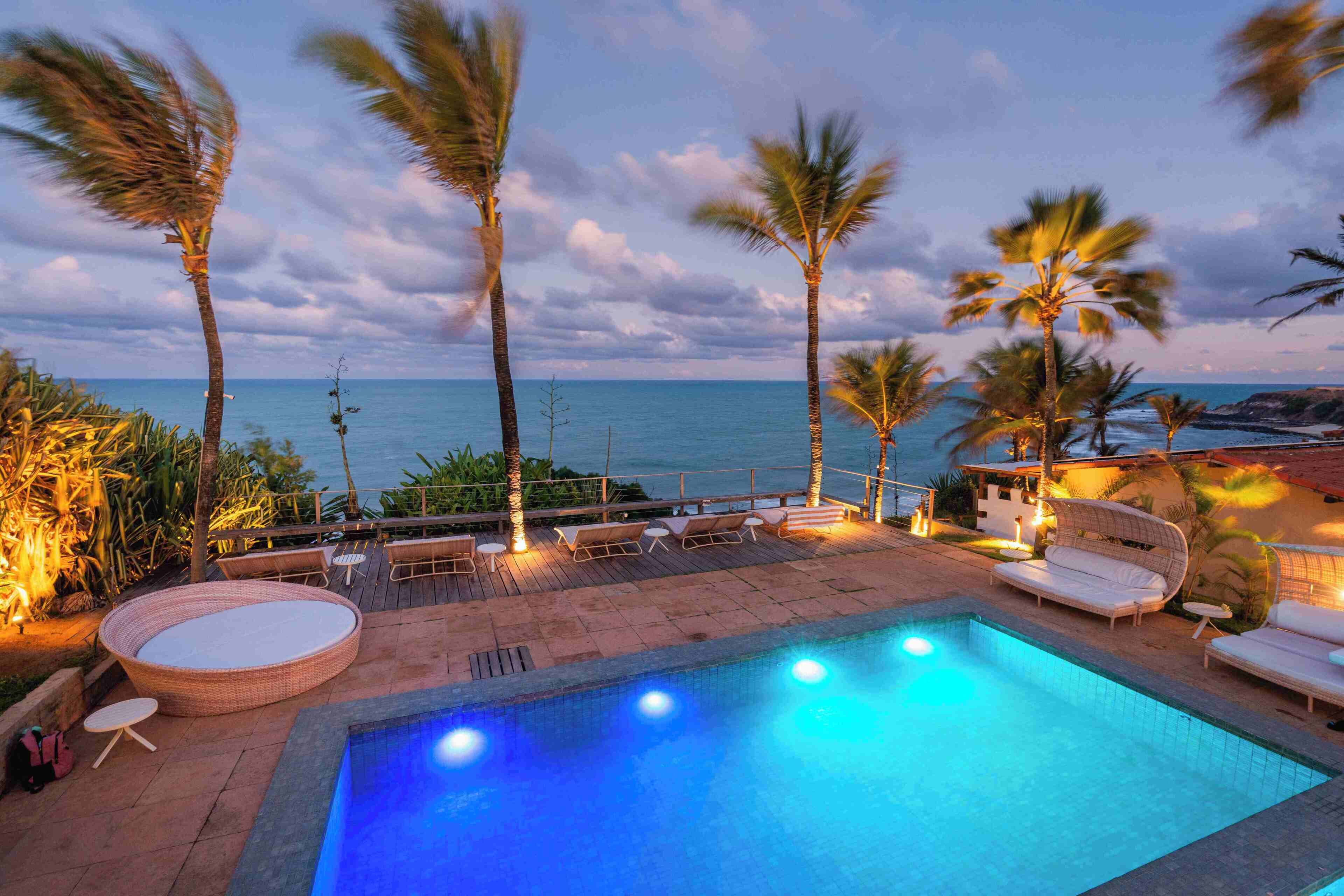 Piscina exterior, espreguiçadeiras 