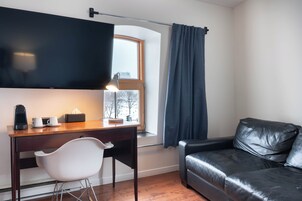 Quarto Superior, 1 cama queen-size | Sala de estar | Televisor de ecrã plano de 42 polegadas com canais por cabo, televisor 