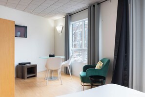 Estúdio, kitchenette | Sala de estar | Televisor de ecrã plano de 42 polegadas com canais por cabo, televisor 