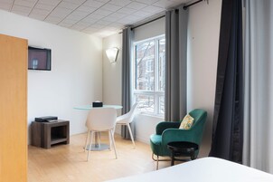 Estúdio, cozinha americana | Área de estar | TV de tela plana 42 polegadas com canais a cabo, TV