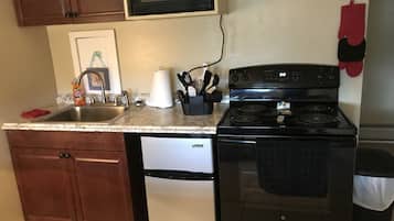 Quarto luxo, 1 cama Queen, cozinha americana | Cozinha americana privada | Frigobar, micro-ondas, cafeteira/chaleira