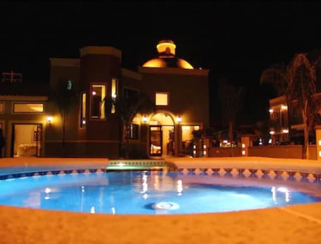 Piscina exterior . Hotel Fiesta Navojoa