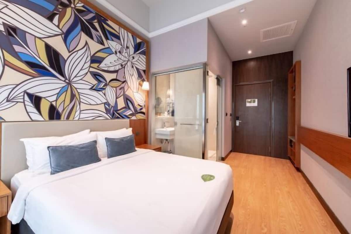 Roupa hipoalergénica, minibar, cofre no quarto