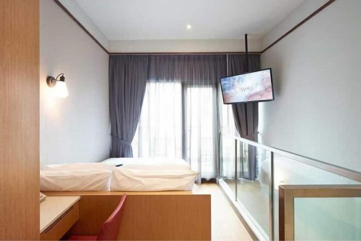 Roupa hipoalergénica, minibar, cofre no quarto