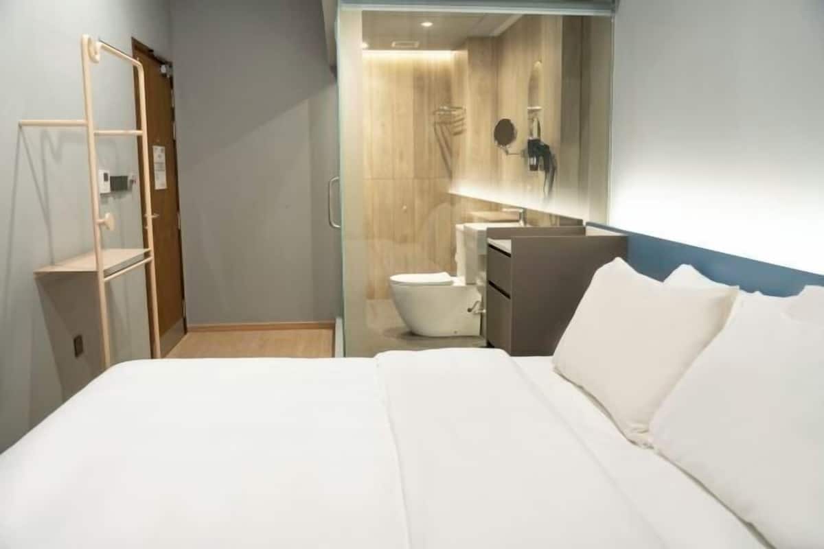 Roupa hipoalergénica, minibar, cofre no quarto