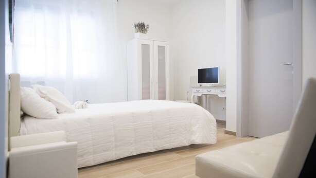 Quarto para 3 Pessoas | Roupa de alta qualidade, cofre no quarto, secretária, Wi-fi grátis 