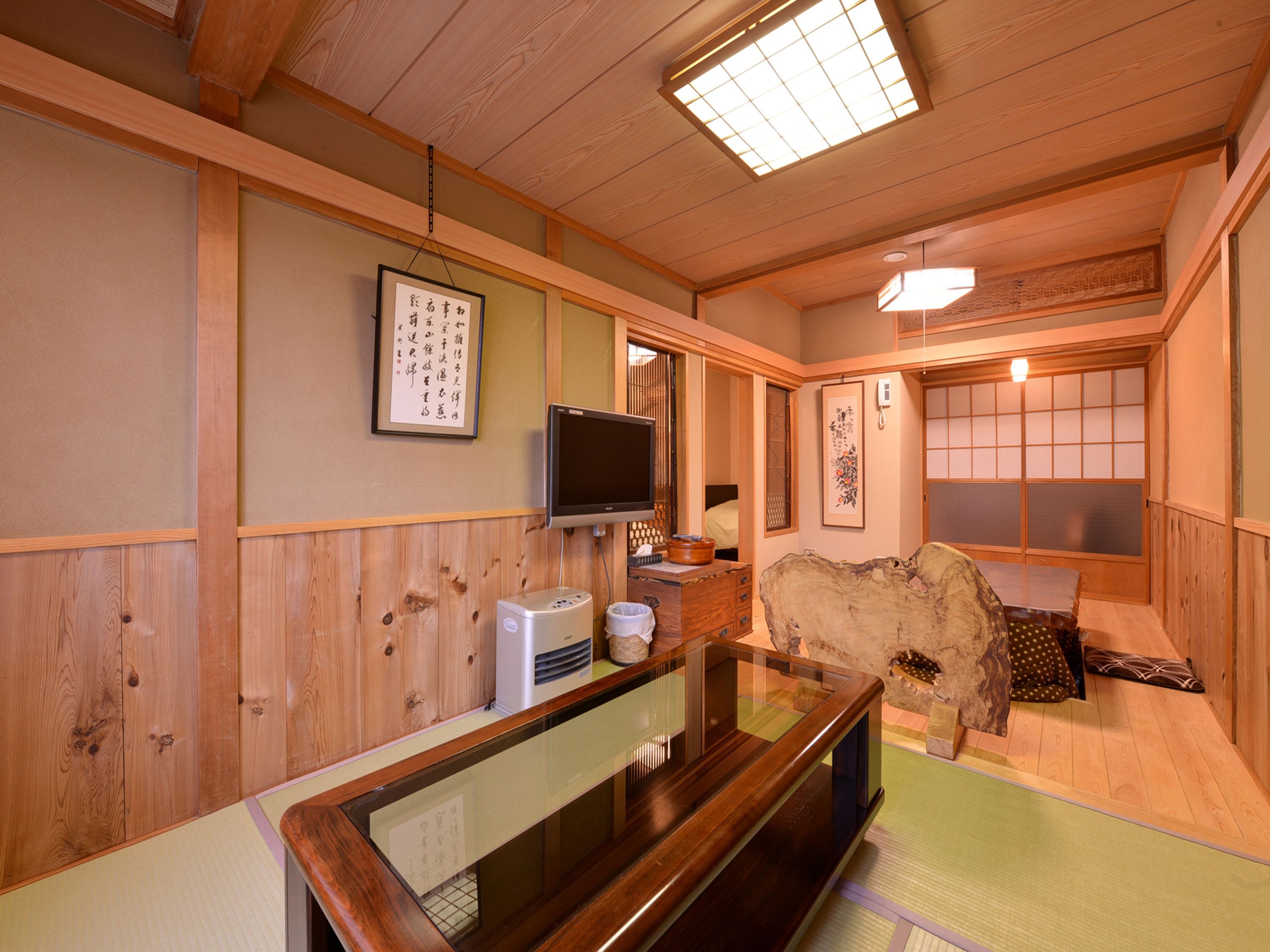 Um quarto japonês tradicional com tatames, teto de madeira e biombos shoji.