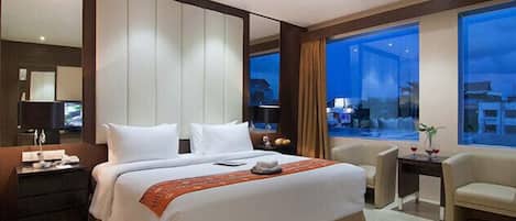 Roupa de alta qualidade, minibar, cofre no quarto, secretária