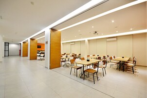 Café da manhã com buffet todos os dias (IDR 72600 por pessoa) 