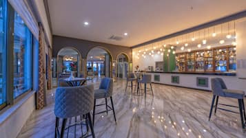 5 bares/lounges, 2 bares junto à piscina