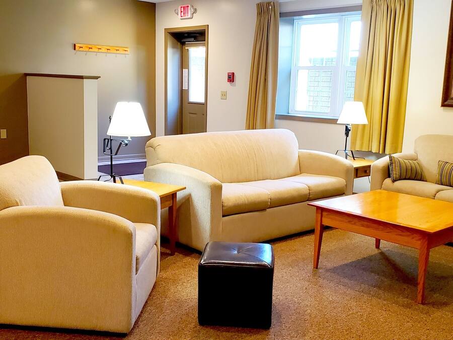 Quarto Deluxe, 1 cama king-size, não fumadores, banheira de hidromassagem | Sala | Televisor de 32 polegadas com canais por cabo