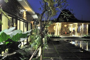 Fachada do alojamento (tarde/noite)