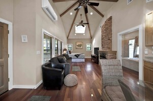 Casa na árvore superluxo, 1 quarto, banheira de hidromassagem, vista para o jardim | Área de estar | TV de tela plana