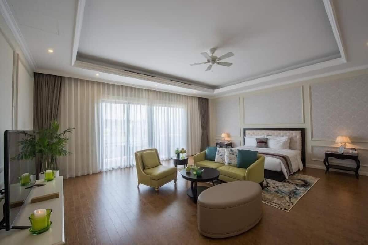 Cofres nos quartos, escrivaninha, cortinas blackout