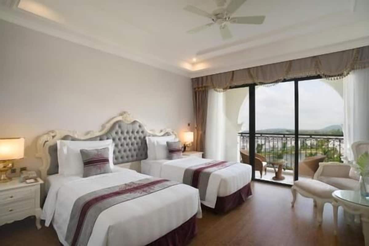 Cofres nos quartos, escrivaninha, cortinas blackout