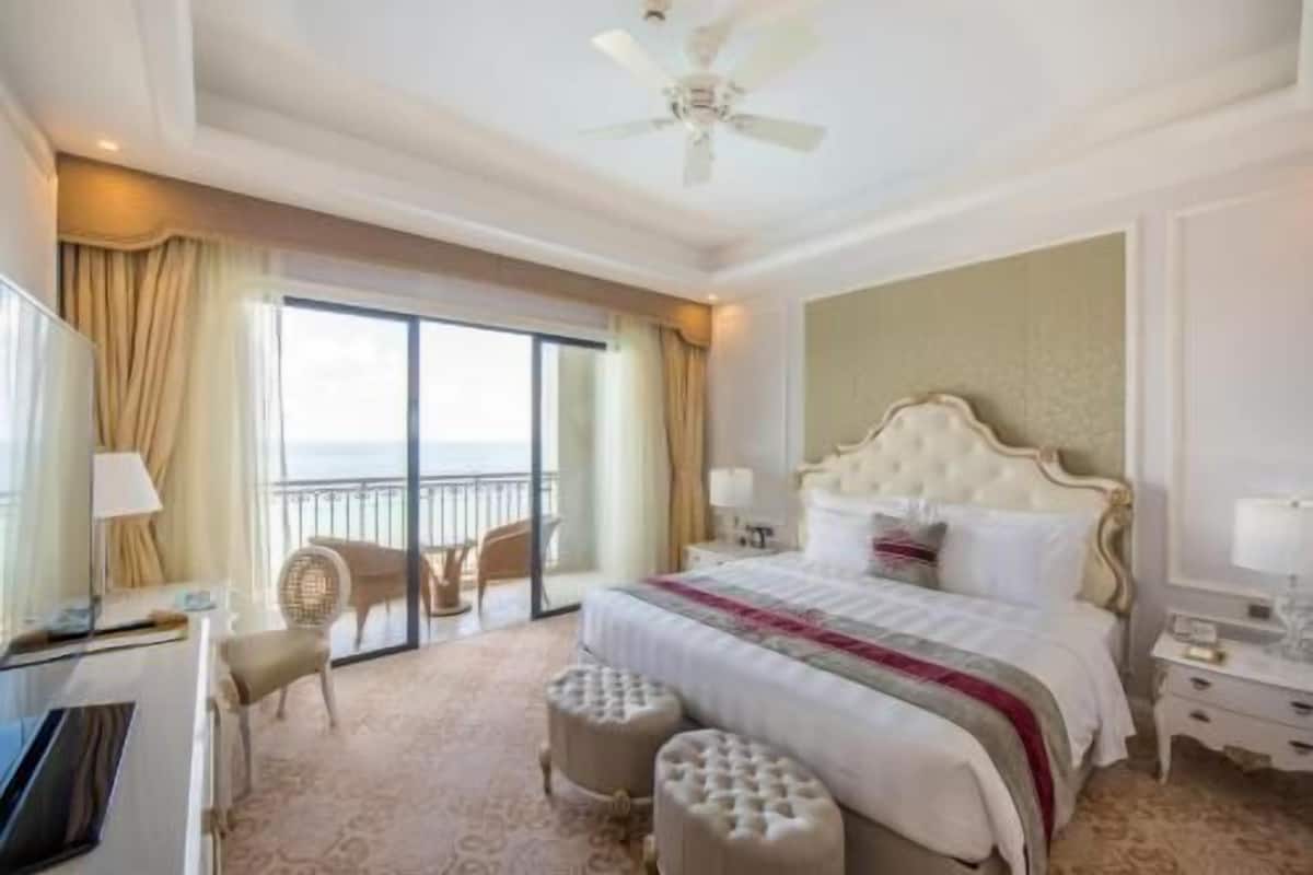 Cofres nos quartos, escrivaninha, cortinas blackout