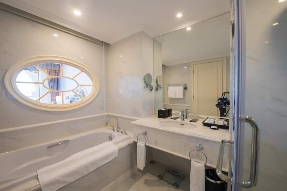 Banheiro | Banheira e chuveiro separados, banheira de imersão