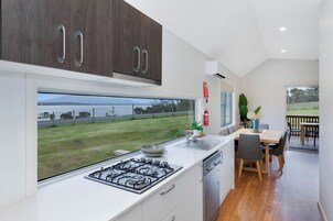 Cabana premium, vista para o oceano (Sleeps 4) | Cozinha privada | Geladeira grande, micro-ondas, cooktop, cafeteira/chaleira