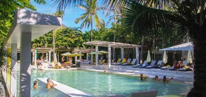 Piscina exterior, guarda-sóis, espreguiçadeiras 