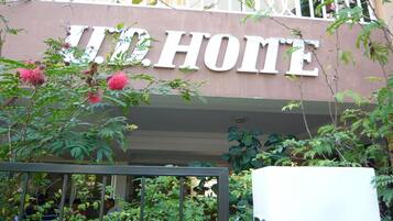 Placa de hotel com o nome 'HOTEL HOME' em letras grandes.