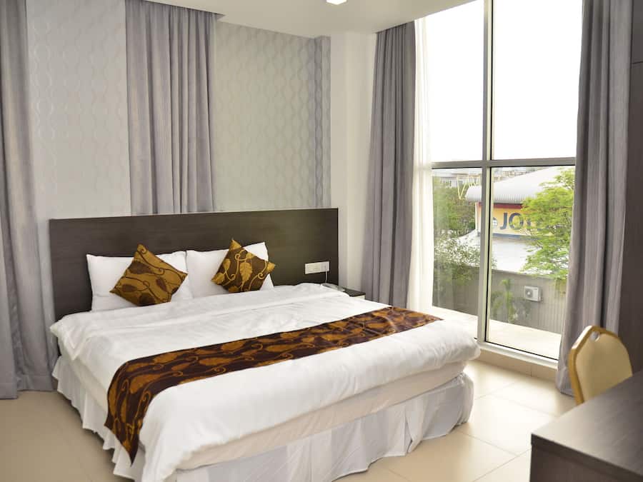 Quarto Deluxe, 1 cama king-size | Cofre no quarto, secretária, Wi-fi grátis, acesso para cadeira de rodas