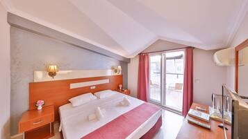 Suite Room | Frigobar, quartos à prova de som, ferros/tábuas de passar roupa