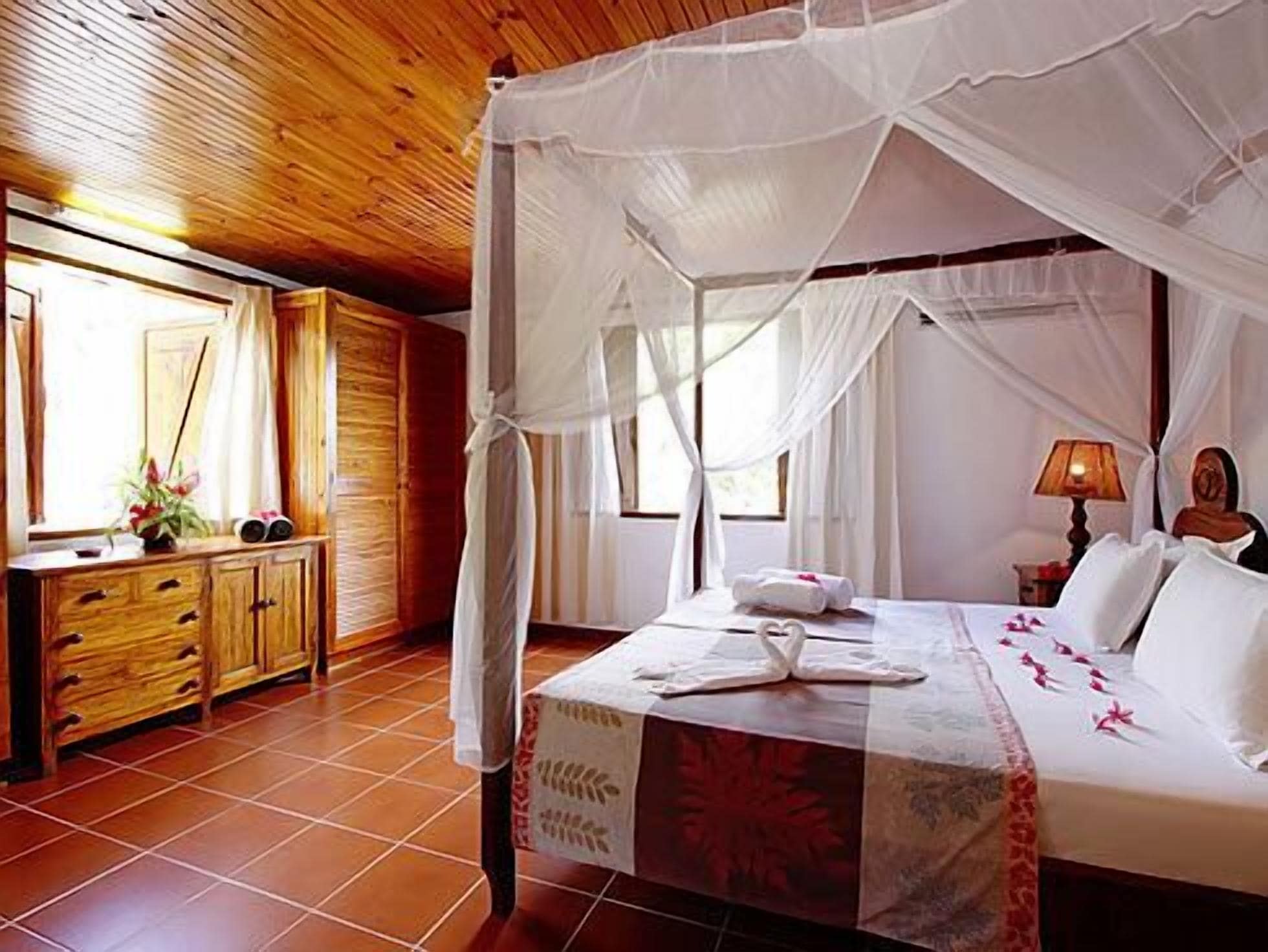 Roupas de cama premium, cofres nos quartos, individualmente decorados