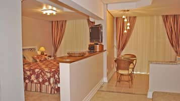 Suite-Estúdio Tradicional | Minibar, cofre no quarto, secretária, Wi-fi grátis