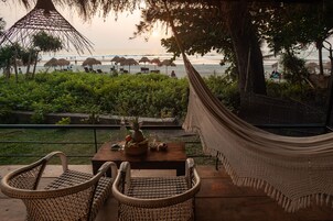 Sea View Beach Cottage | Roupas de cama premium, camas Select Comfort, cofres nos quartos