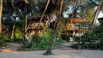 Partial Sea View Bungalow | Roupas de cama premium, camas Select Comfort, cofres nos quartos