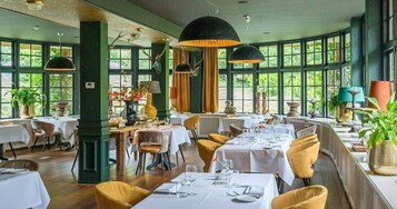 2 restaurantes, com serviço de almoço e jantar; culinária internacional